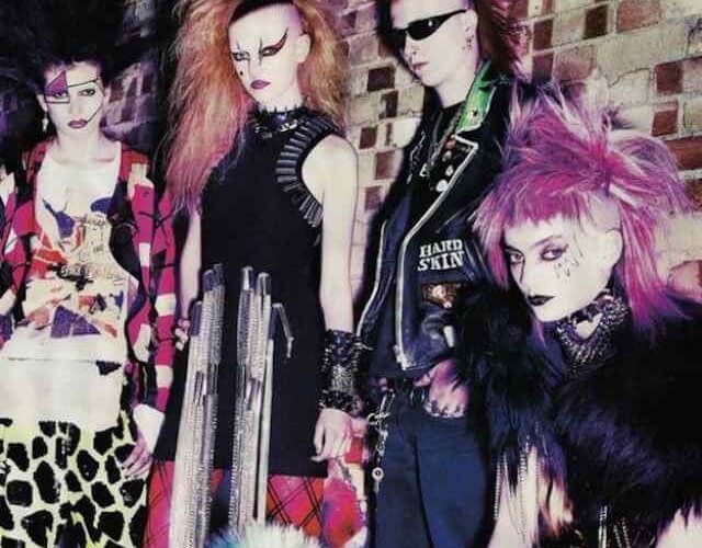 Cómo vestir estilo Punk de una manera muy sencilla